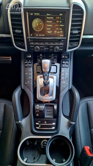 White Porsche Cayenne 2015 in Kretinga, with an engine capacity of 3.60 L and mileage of 67 thousand km for 24400 €, photo 19 on AUTOMOTO.COM.LV