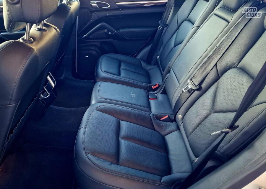 White Porsche Cayenne 2015 in Kretinga, with an engine capacity of 3.60 L and mileage of 67 thousand km for 24400 €, photo 23 on AUTOMOTO.COM.LV