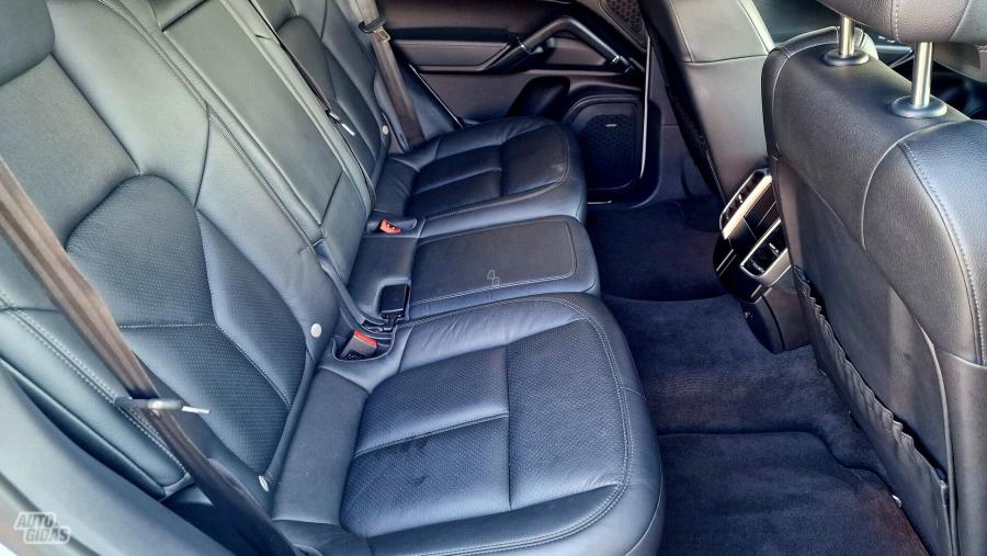 White Porsche Cayenne 2015 in Kretinga, with an engine capacity of 3.60 L and mileage of 67 thousand km for 24400 €, photo 26 on AUTOMOTO.COM.LV