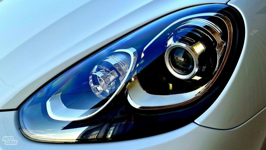 White Porsche Cayenne 2015 in Kretinga, with an engine capacity of 3.60 L and mileage of 67 thousand km for 24400 €, photo 33 on AUTOMOTO.COM.LV