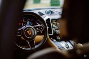 White Porsche Cayenne 2015 in Klaipeda, with an engine capacity of 2.97 L and mileage of 170 thousand km for 22900 €, photo 3 on AUTOMOTO.COM.LV