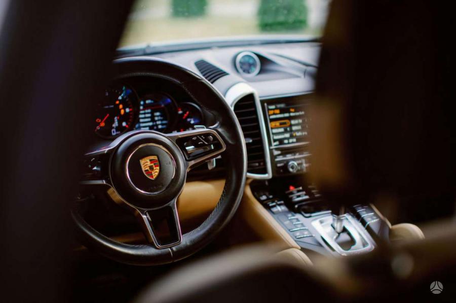 White Porsche Cayenne 2015 in Klaipeda, with an engine capacity of 2.97 L and mileage of 170 thousand km for 22900 €, photo 3 on AUTOMOTO.COM.LV