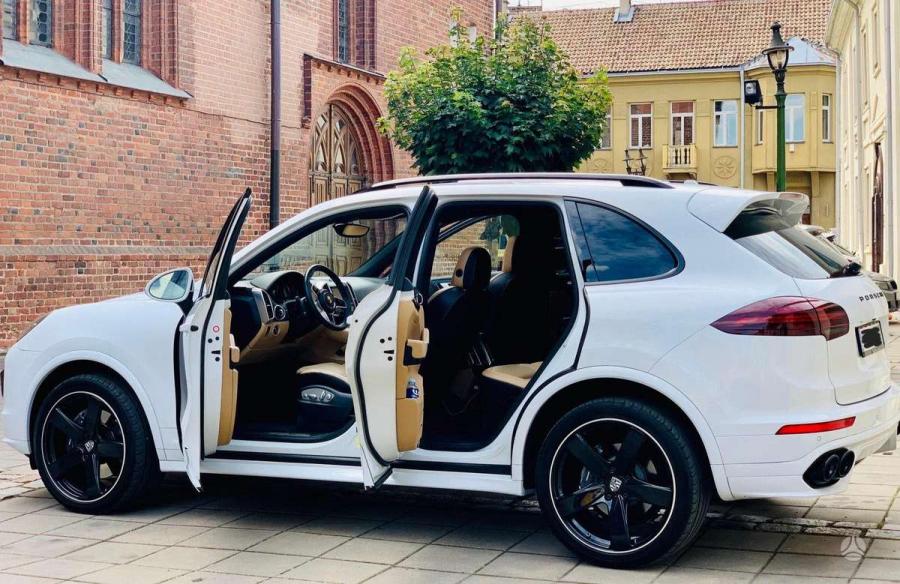 White Porsche Cayenne 2015 in Klaipeda, with an engine capacity of 2.97 L and mileage of 170 thousand km for 22900 €, photo 5 on AUTOMOTO.COM.LV