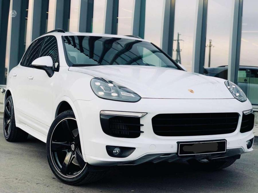 White Porsche Cayenne 2015 in Klaipeda, with an engine capacity of 2.97 L and mileage of 170 thousand km for 22900 €, photo 6 on AUTOMOTO.COM.LV