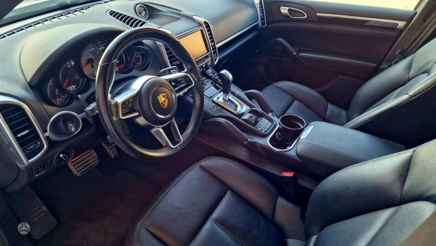 Balts Porsche Cayenne 2015 Kretinga, ar dzinēja tilpumu 3.60 L un nobraukumu 67 tūkst. km par 24400 €, foto 15 vietnē AUTOMOTO.COM.LV