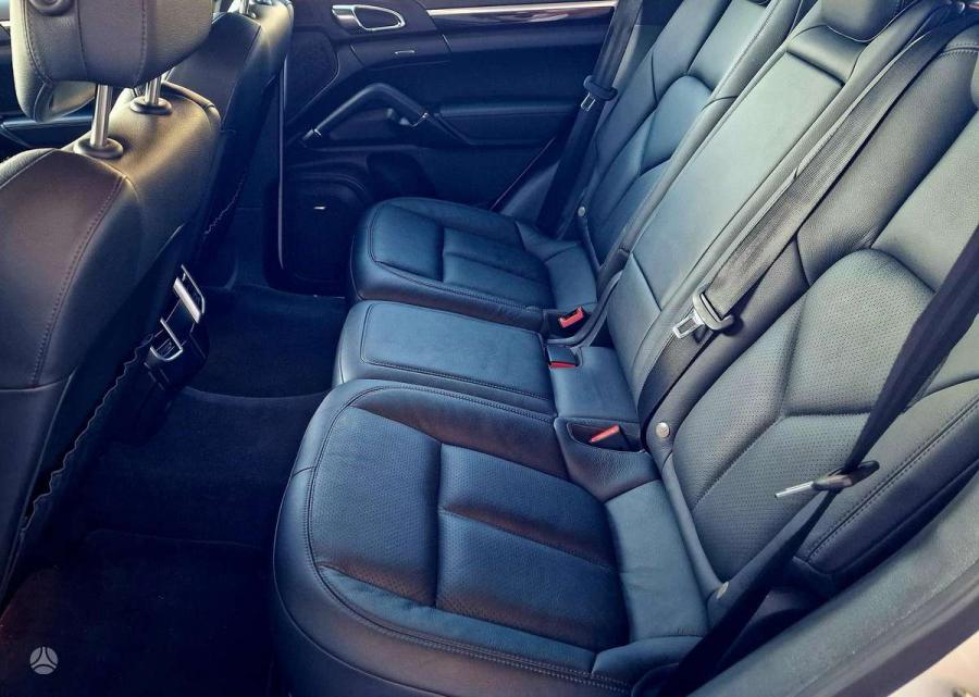 Balts Porsche Cayenne 2015 Kretinga, ar dzinēja tilpumu 3.60 L un nobraukumu 67 tūkst. km par 24400 €, foto 24 vietnē AUTOMOTO.COM.LV