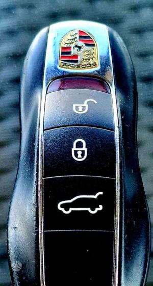 Balts Porsche Cayenne 2015 Kretinga, ar dzinēja tilpumu 3.60 L un nobraukumu 67 tūkst. km par 24400 €, foto 33 vietnē AUTOMOTO.COM.LV
