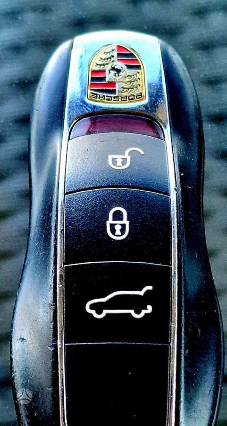 Balts Porsche Cayenne 2015 Kretinga, ar dzinēja tilpumu 3.60 L un nobraukumu 67 tūkst. km par 24400 €, foto 33 vietnē AUTOMOTO.COM.LV
