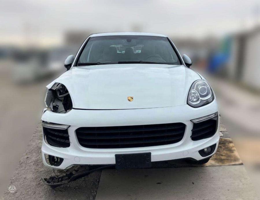White Porsche Cayenne 2015 in Utena, with an engine capacity of 3.00 L and mileage of 134 thousand km for 13500 €, photo 1 on AUTOMOTO.COM.LV