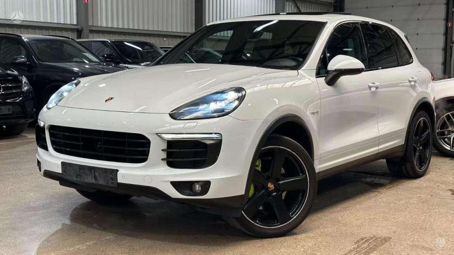 White Porsche Cayenne 2015 in Utena, with an engine capacity of 3.00 L and mileage of 134 thousand km for 13500 €, photo 3 on AUTOMOTO.COM.LV
