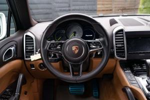 White Porsche Cayenne 2015 in Utena, with an engine capacity of 3.00 L and mileage of 134 thousand km for 13500 €, photo 4 on AUTOMOTO.COM.LV