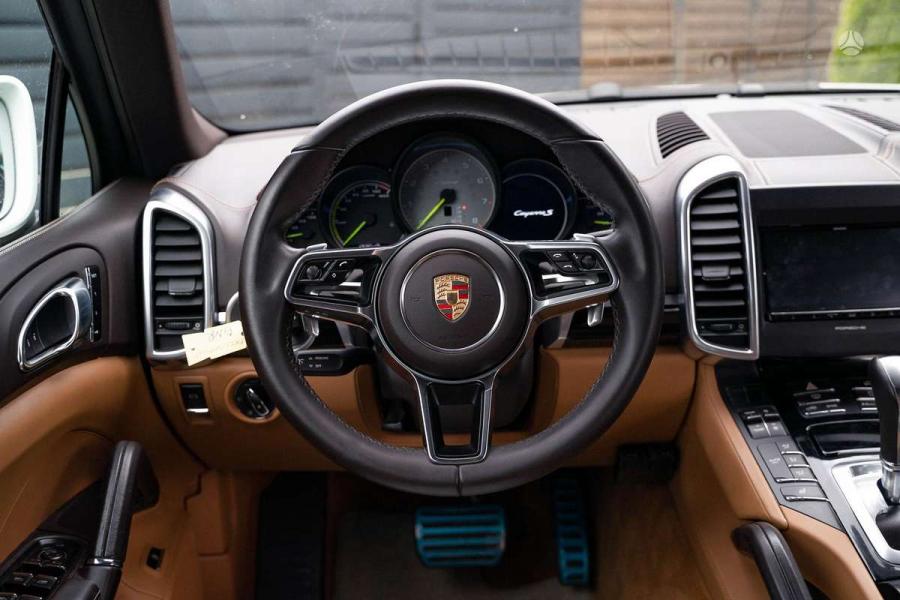 White Porsche Cayenne 2015 in Utena, with an engine capacity of 3.00 L and mileage of 134 thousand km for 13500 €, photo 4 on AUTOMOTO.COM.LV