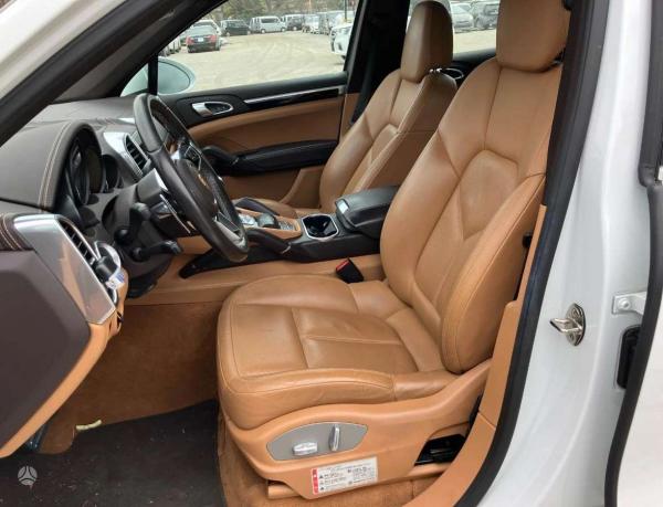 White Porsche Cayenne 2015 in Utena, with an engine capacity of 3.00 L and mileage of 134 thousand km for 13500 €, photo 5 on AUTOMOTO.COM.LV