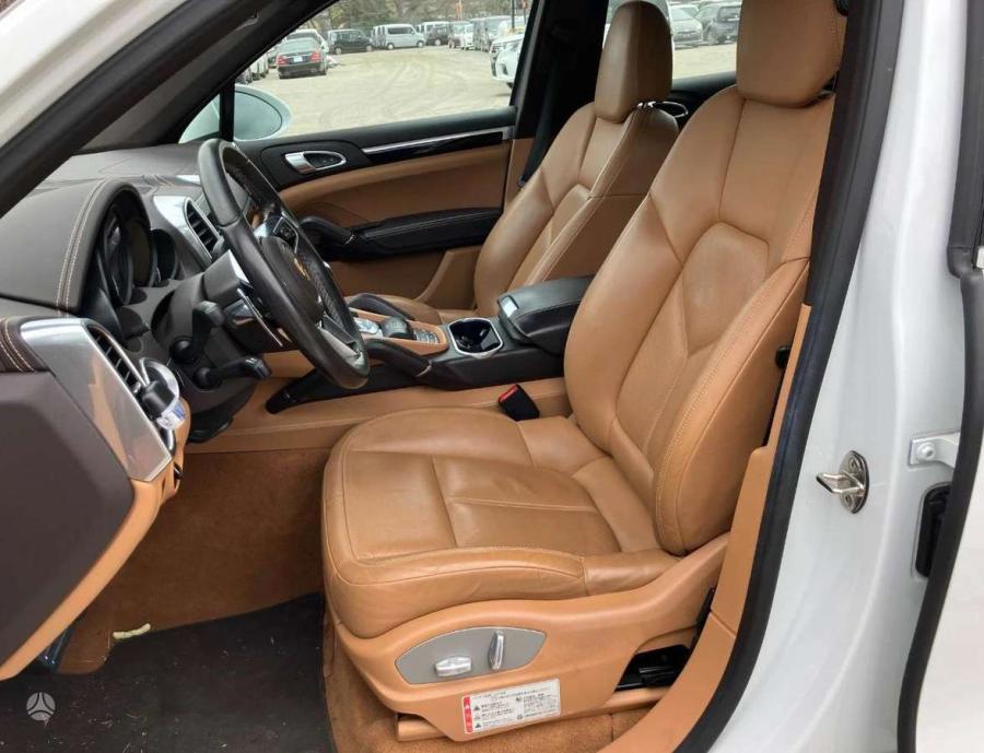 White Porsche Cayenne 2015 in Utena, with an engine capacity of 3.00 L and mileage of 134 thousand km for 13500 €, photo 6 on AUTOMOTO.COM.LV