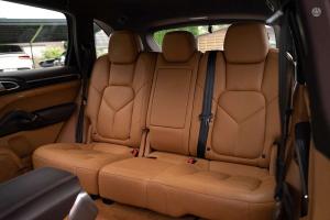 White Porsche Cayenne 2015 in Utena, with an engine capacity of 3.00 L and mileage of 134 thousand km for 13500 €, photo 7 on AUTOMOTO.COM.LV