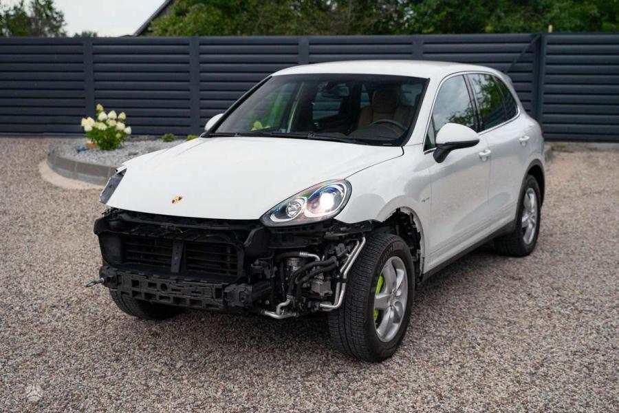 White Porsche Cayenne 2015 in Utena, with an engine capacity of 3.00 L and mileage of 134 thousand km for 13500 €, photo 8 on AUTOMOTO.COM.LV