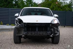White Porsche Cayenne 2015 in Utena, with an engine capacity of 3.00 L and mileage of 134 thousand km for 13500 €, photo 9 on AUTOMOTO.COM.LV