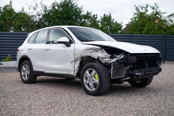 White Porsche Cayenne 2015 in Utena, with an engine capacity of 3.00 L and mileage of 134 thousand km for 13500 €, photo 9 on AUTOMOTO.COM.LV