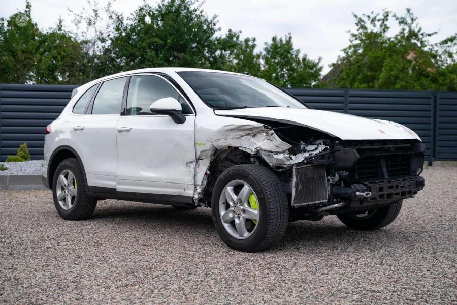 White Porsche Cayenne 2015 in Utena, with an engine capacity of 3.00 L and mileage of 134 thousand km for 13500 €, photo 10 on AUTOMOTO.COM.LV