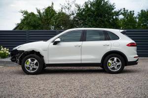 White Porsche Cayenne 2015 in Utena, with an engine capacity of 3.00 L and mileage of 134 thousand km for 13500 €, photo 11 on AUTOMOTO.COM.LV