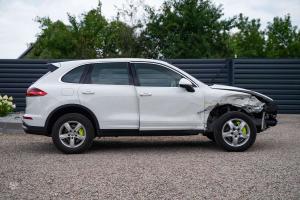 White Porsche Cayenne 2015 in Utena, with an engine capacity of 3.00 L and mileage of 134 thousand km for 13500 €, photo 12 on AUTOMOTO.COM.LV