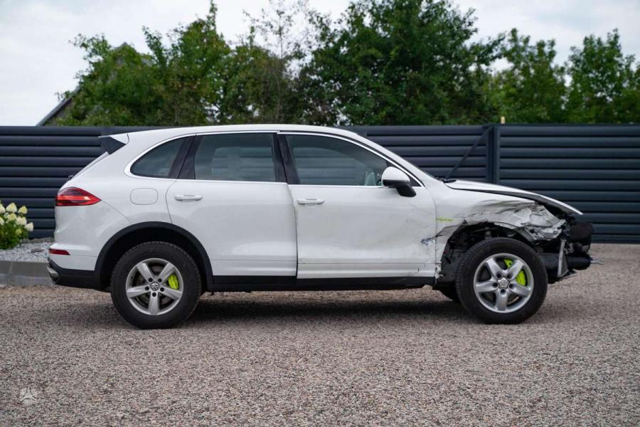 White Porsche Cayenne 2015 in Utena, with an engine capacity of 3.00 L and mileage of 134 thousand km for 13500 €, photo 12 on AUTOMOTO.COM.LV