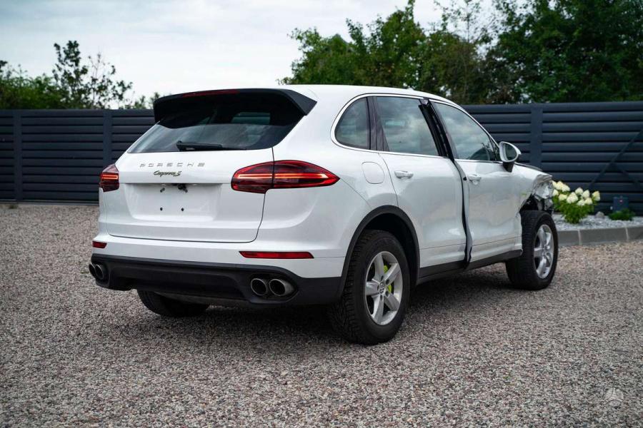 White Porsche Cayenne 2015 in Utena, with an engine capacity of 3.00 L and mileage of 134 thousand km for 13500 €, photo 13 on AUTOMOTO.COM.LV