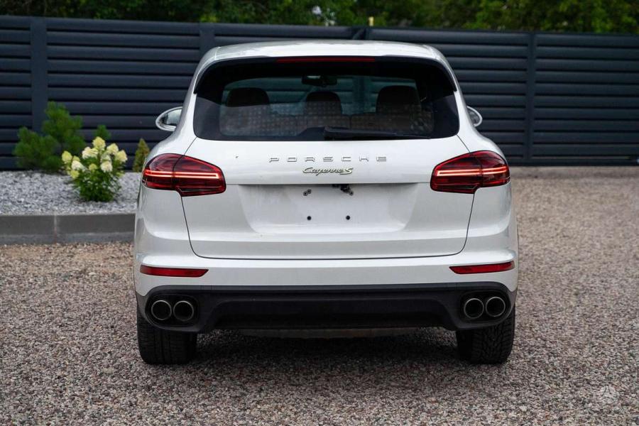 White Porsche Cayenne 2015 in Utena, with an engine capacity of 3.00 L and mileage of 134 thousand km for 13500 €, photo 14 on AUTOMOTO.COM.LV