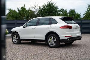 White Porsche Cayenne 2015 in Utena, with an engine capacity of 3.00 L and mileage of 134 thousand km for 13500 €, photo 15 on AUTOMOTO.COM.LV