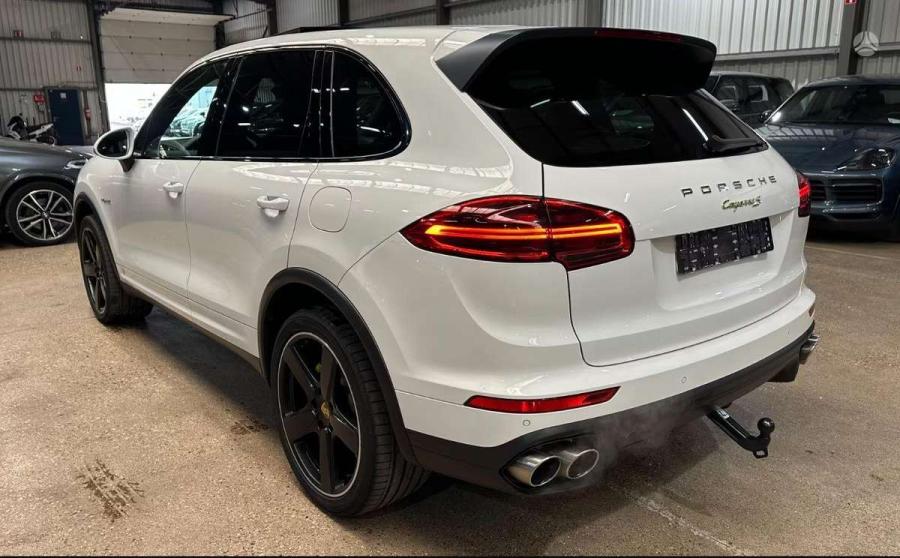 White Porsche Cayenne 2015 in Utena, with an engine capacity of 3.00 L and mileage of 134 thousand km for 13500 €, photo 24 on AUTOMOTO.COM.LV