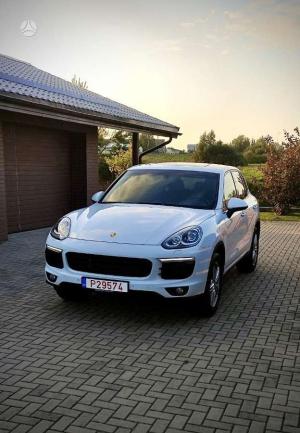 White Porsche Cayenne 2015 in Vilnius, with an engine capacity of 3.60 L and mileage of 67 thousand km for 23900 €, photo  on AUTOMOTO.COM.LV