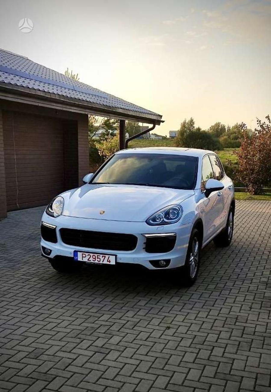 White Porsche Cayenne 2015 in Vilnius, with an engine capacity of 3.60 L and mileage of 67 thousand km for 23900 €, photo 1 on AUTOMOTO.COM.LV
