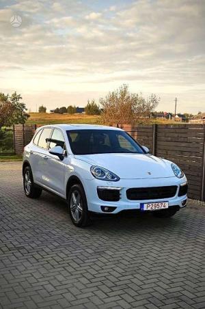 White Porsche Cayenne 2015 in Vilnius, with an engine capacity of 3.60 L and mileage of 67 thousand km for 23900 €, photo 3 on AUTOMOTO.COM.LV