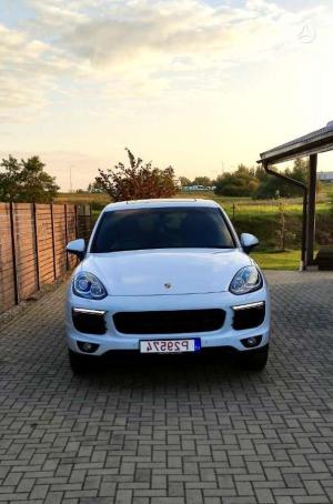 White Porsche Cayenne 2015 in Vilnius, with an engine capacity of 3.60 L and mileage of 67 thousand km for 23900 €, photo 4 on AUTOMOTO.COM.LV