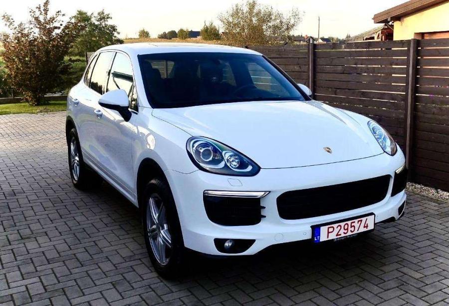 White Porsche Cayenne 2015 in Vilnius, with an engine capacity of 3.60 L and mileage of 67 thousand km for 23900 €, photo 5 on AUTOMOTO.COM.LV
