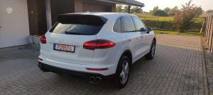 White Porsche Cayenne 2015 in Vilnius, with an engine capacity of 3.60 L and mileage of 67 thousand km for 23900 €, photo 6 on AUTOMOTO.COM.LV