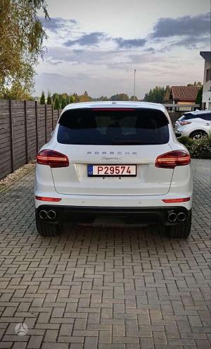 White Porsche Cayenne 2015 in Vilnius, with an engine capacity of 3.60 L and mileage of 67 thousand km for 23900 €, photo 7 on AUTOMOTO.COM.LV