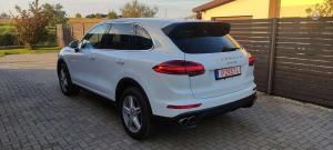 White Porsche Cayenne 2015 in Vilnius, with an engine capacity of 3.60 L and mileage of 67 thousand km for 23900 €, photo 8 on AUTOMOTO.COM.LV
