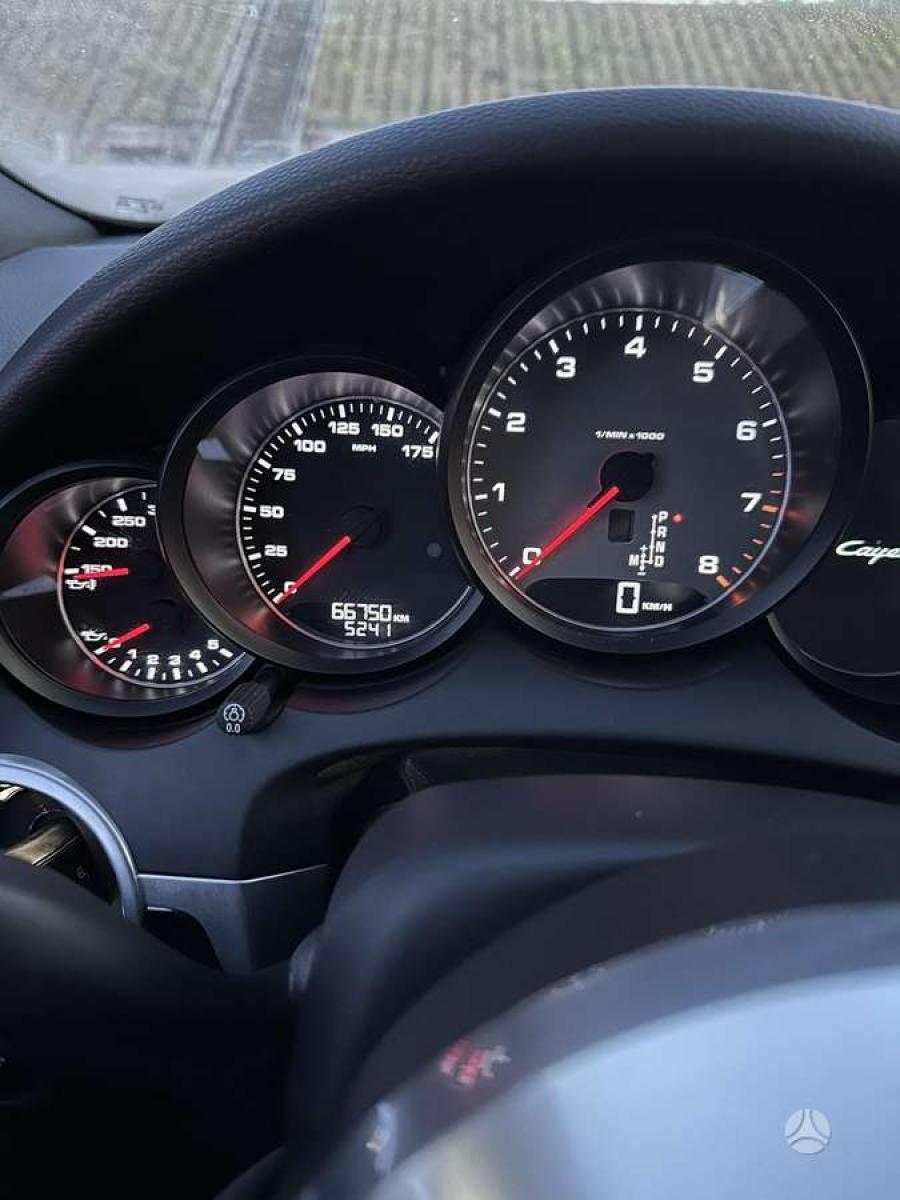 White Porsche Cayenne 2015 in Vilnius, with an engine capacity of 3.60 L and mileage of 67 thousand km for 23900 €, photo 9 on AUTOMOTO.COM.LV