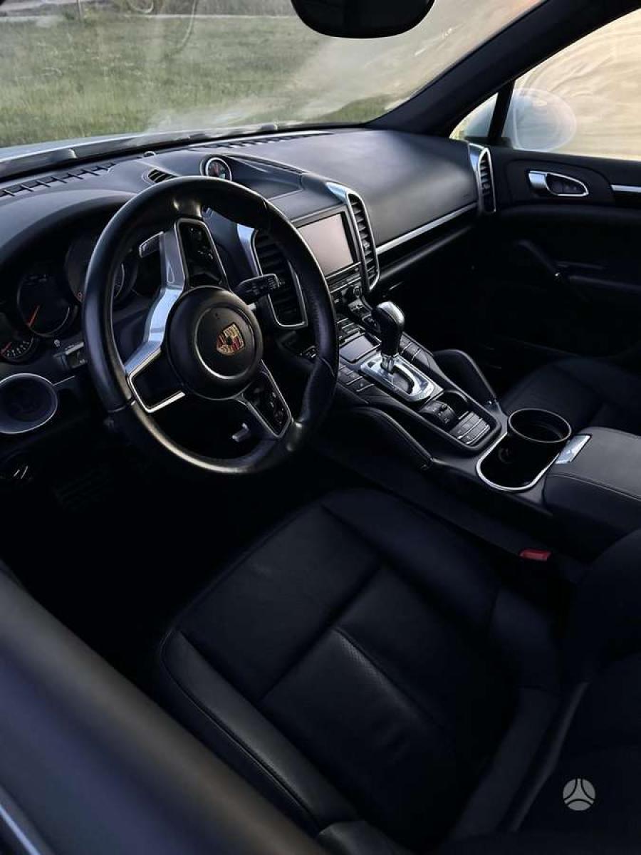 White Porsche Cayenne 2015 in Vilnius, with an engine capacity of 3.60 L and mileage of 67 thousand km for 23900 €, photo 11 on AUTOMOTO.COM.LV