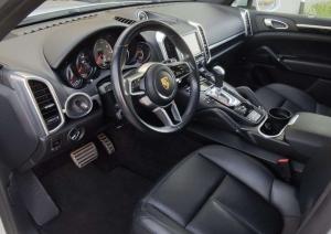 White Porsche Cayenne 2015 in Vilnius, with an engine capacity of 3.60 L and mileage of 67 thousand km for 23900 €, photo 12 on AUTOMOTO.COM.LV