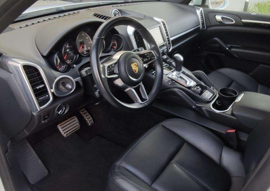 White Porsche Cayenne 2015 in Vilnius, with an engine capacity of 3.60 L and mileage of 67 thousand km for 23900 €, photo 12 on AUTOMOTO.COM.LV
