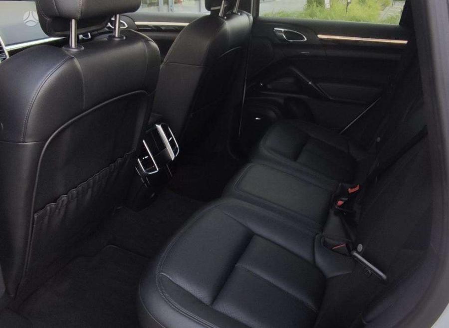 White Porsche Cayenne 2015 in Vilnius, with an engine capacity of 3.60 L and mileage of 67 thousand km for 23900 €, photo 13 on AUTOMOTO.COM.LV