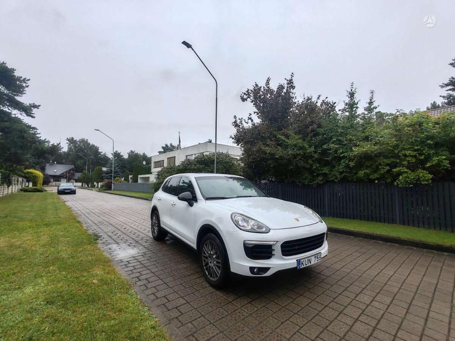 White Porsche Cayenne 2015 in Vilnius, with an engine capacity of 3.60 L and mileage of 188 thousand km for 19900 €, photo 1 on AUTOMOTO.COM.LV