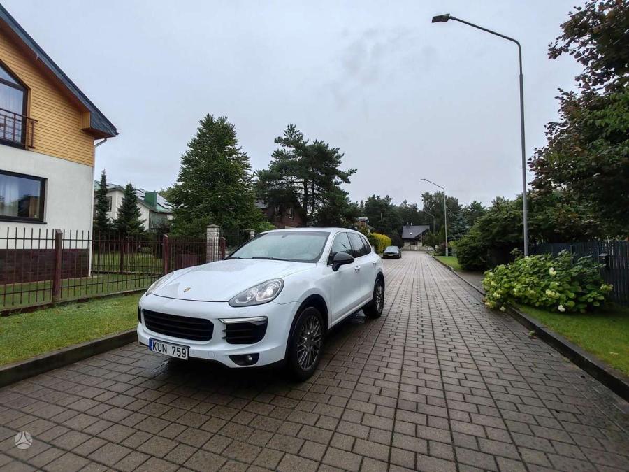 White Porsche Cayenne 2015 in Vilnius, with an engine capacity of 3.60 L and mileage of 188 thousand km for 19900 €, photo 3 on AUTOMOTO.COM.LV