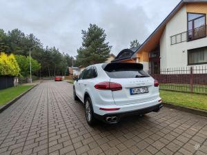 White Porsche Cayenne 2015 in Vilnius, with an engine capacity of 3.60 L and mileage of 188 thousand km for 19900 €, photo 4 on AUTOMOTO.COM.LV