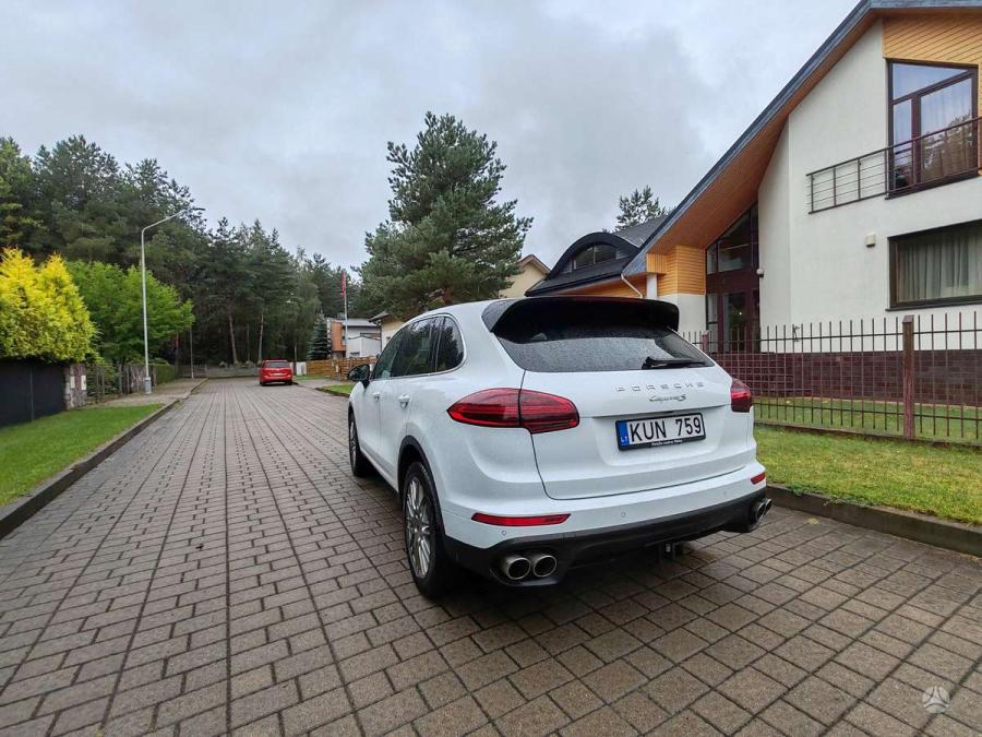White Porsche Cayenne 2015 in Vilnius, with an engine capacity of 3.60 L and mileage of 188 thousand km for 19900 €, photo 4 on AUTOMOTO.COM.LV