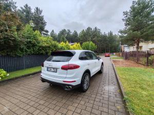 White Porsche Cayenne 2015 in Vilnius, with an engine capacity of 3.60 L and mileage of 188 thousand km for 19900 €, photo 5 on AUTOMOTO.COM.LV