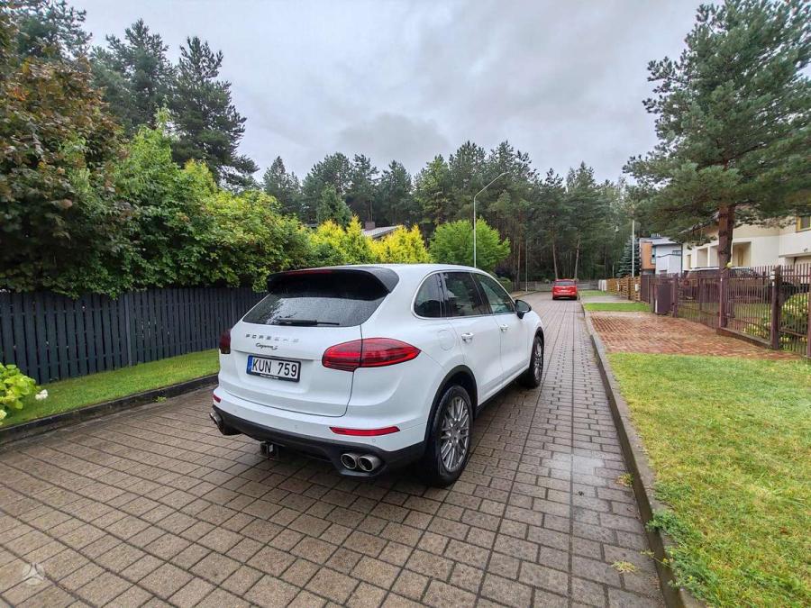 White Porsche Cayenne 2015 in Vilnius, with an engine capacity of 3.60 L and mileage of 188 thousand km for 19900 €, photo 5 on AUTOMOTO.COM.LV