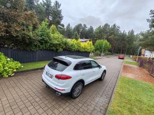 White Porsche Cayenne 2015 in Vilnius, with an engine capacity of 3.60 L and mileage of 188 thousand km for 19900 €, photo 6 on AUTOMOTO.COM.LV